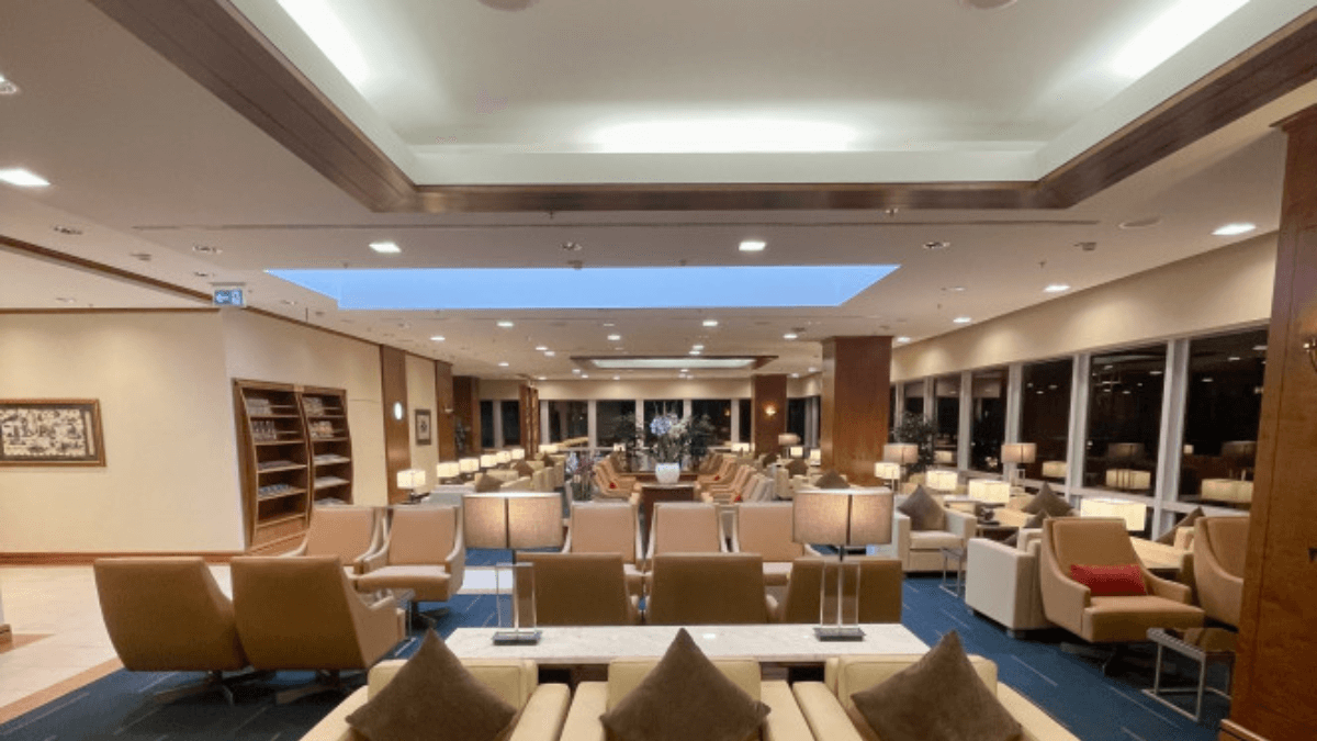 Emirates Lounge at Dusseldorf Airport Takes Flight with Luxurious New ...
